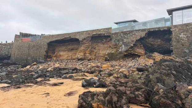 Sea wall under 'California-style' home in Fife damaged by waves - BBC News