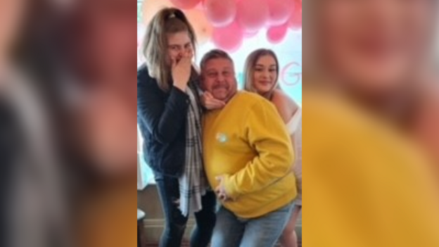 Tributes paid to 'loving dad' killed in Swindon crash - BBC News