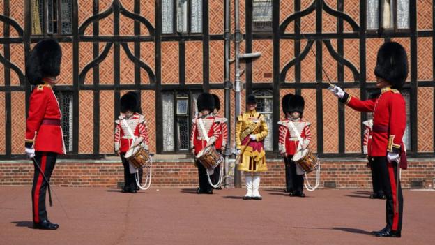 Changing of the Guard: What is it and where did it start? - BBC Newsround
