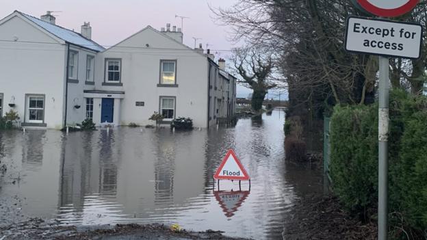 Didsbury flooding: River Mersey 'centimetres' from breaching defences ...