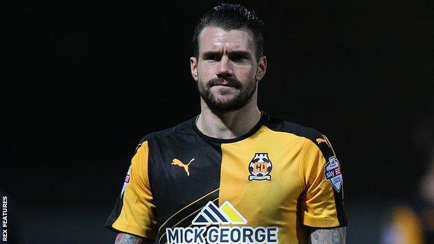 James Dunne: Cambridge United midfielder signs new contract - BBC Sport