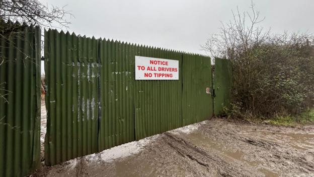 Peopleton farmer vows to remove waste as EA investigates - BBC News
