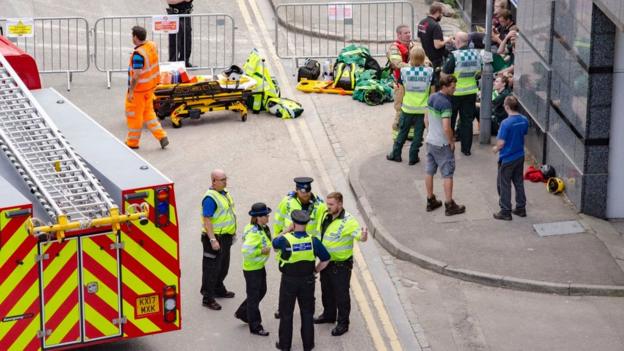Reading scaffolding collapse injures three - BBC News