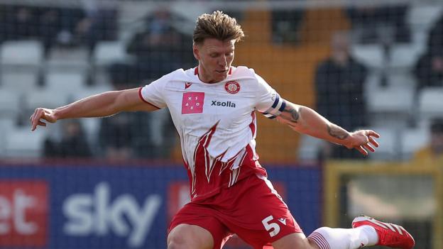 Carl Piergianni: Stevenage captain signs new contract extension - BBC Sport