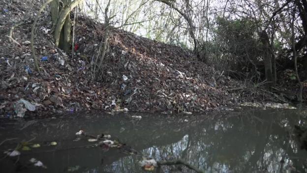 Trucks seen dumping mountain of waste in Kidlington for months - BBC News