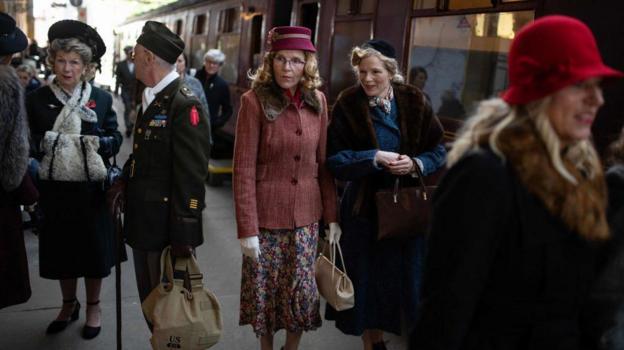 1940s weekend returns to Pickering after six-year absence - BBC News