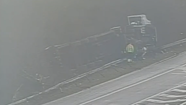 M1 delays as lemonade lorry overturns near J35 at Thorpe Hesley - BBC News