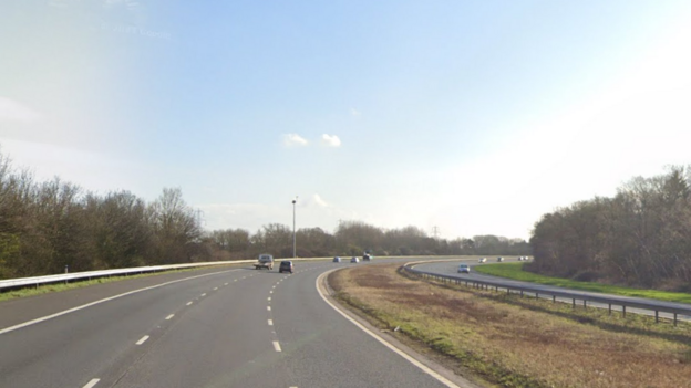 Two men arrested after fatal M40 Oxfordshire crash - BBC News