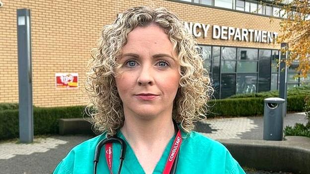 NHS attacks: Nurses being spat at, hit and punched at work - BBC News