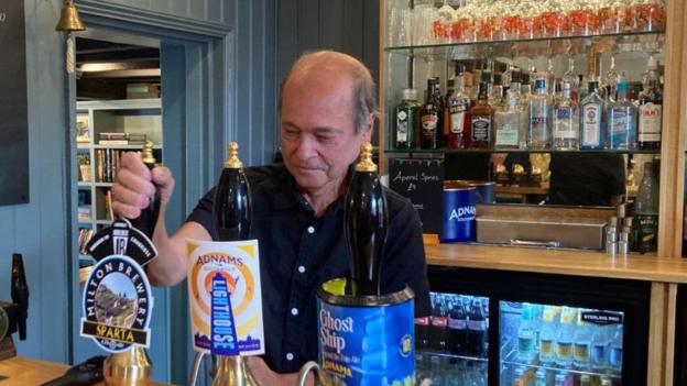 Community-owned pub Lion at Ickleton holds grand reopening - BBC News