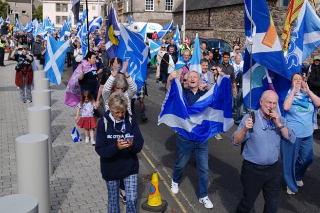 Scottish independence march ends with rally outside Holyrood - BBC News