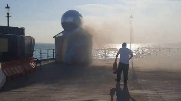 Southend Pier staff praised for quick response to beach hut fire - BBC News