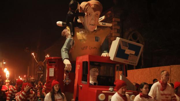 Lewes Bonfire: Crowds line streets as processions begin - BBC News