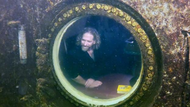 Florida professor breaks record for time spent living underwater - BBC News