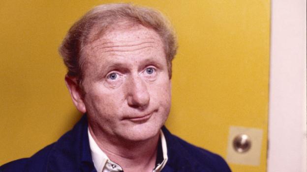 Royle Family and Emmerdale actor Peter Martin dies aged 82 - BBC News
