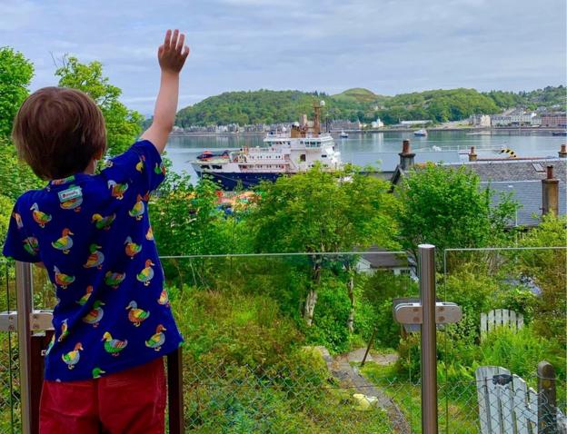 Coronavirus: Boy yearns to see seaman dad moored outside house - BBC News