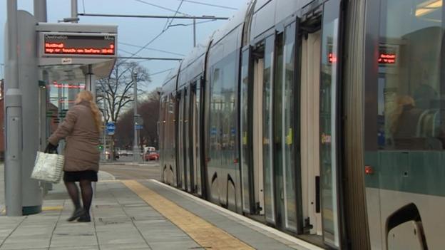 Nottingham tram staff back strike action over Christmas - BBC News