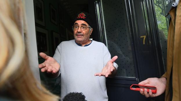 Danny Baker: Standing ovation at first show since Twitter storm - BBC News