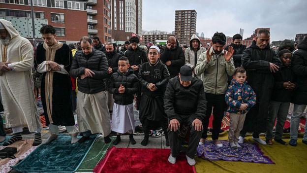 In pictures: Eid celebrations around the world - BBC News