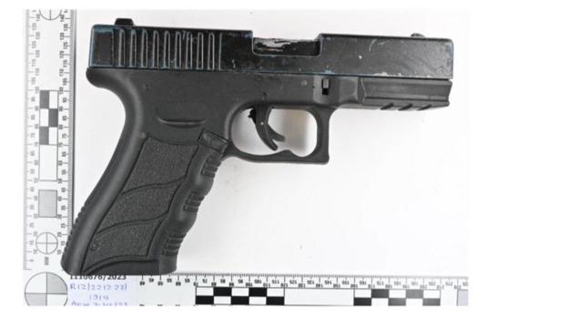London gun crime: Gangs fuelling vicious cycle of violence - Met - BBC News