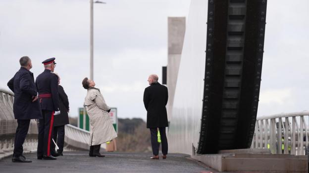 Princess Anne officially opens Lowestoft's Gull Wing Bridge - BBC News