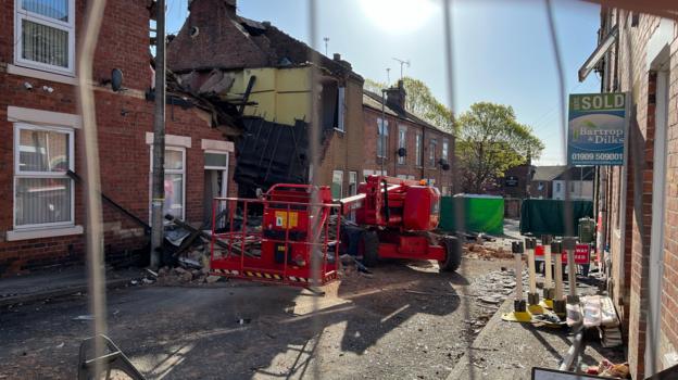 Worksop explosion: Probe continues after man dies in blast - BBC News