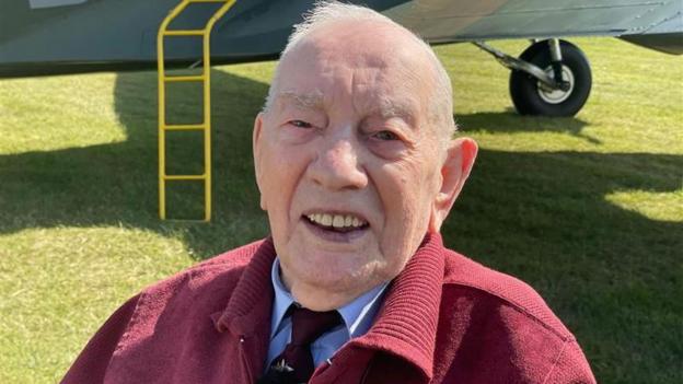 Duxford airfield helps reunite RAF veteran with rare plane - BBC News