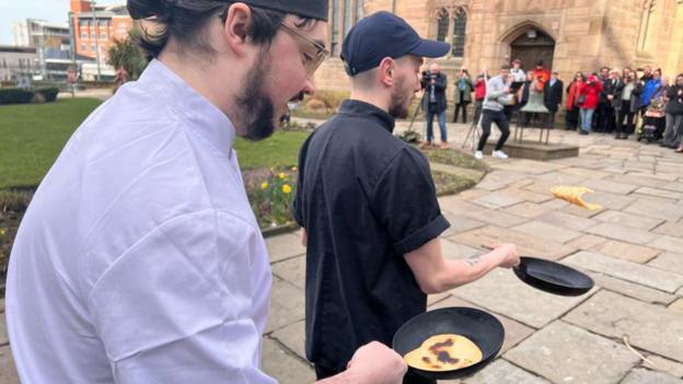 Chefs take part in annual Pancake Day race - BBC News