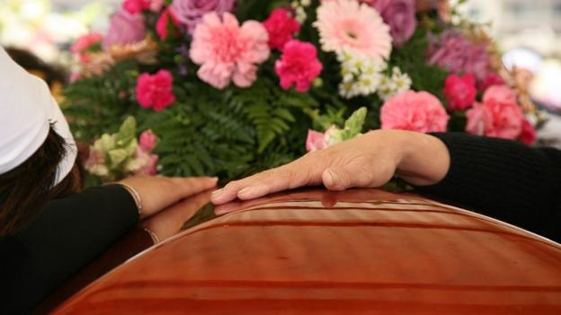 Funeral scam: Warning as scammers target mourners - BBC News