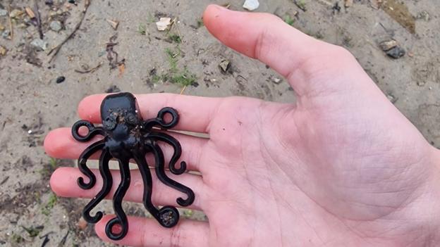 Boy finds rare Lego octopus on Cornwall beach after 1997 spill - BBC News