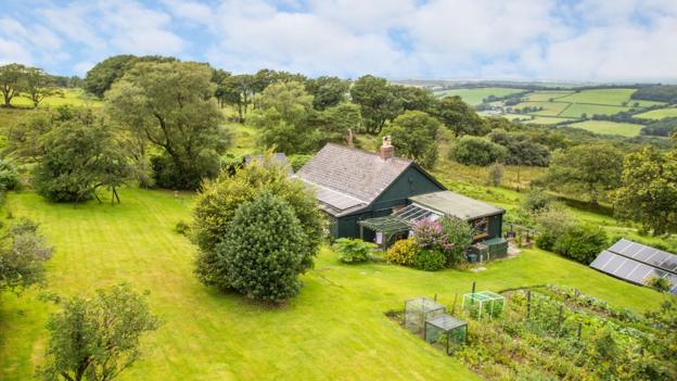 Living off grid and the English houses where you can - BBC News