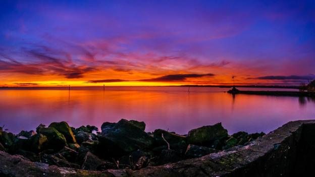 Lough Neagh: The year the UK's largest lake turned green - BBC News