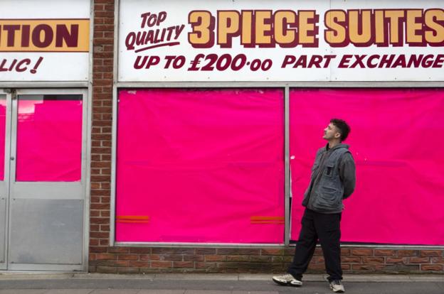 Richard Kelly: Music photographer tells of life snapping stars - BBC News