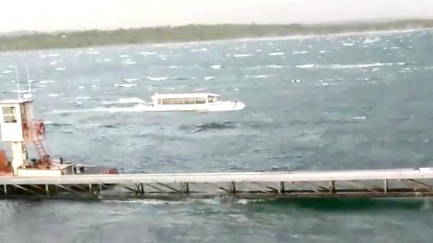 Nine US 'duck boat' victims from the same family - governor - BBC News