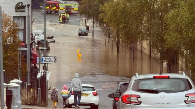 Bognor Regis: A29 Shripney Road closed due to flooding - BBC News