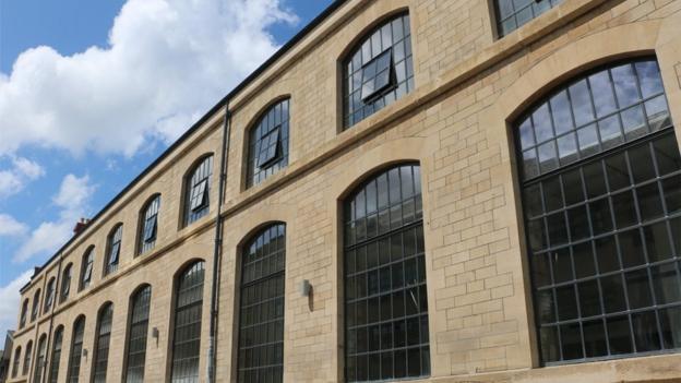 The challenge of upgrading iconic steel windows - BBC News