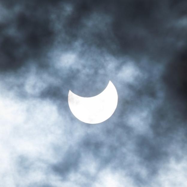 In pictures: Solar eclipse as seen from the UK - BBC News