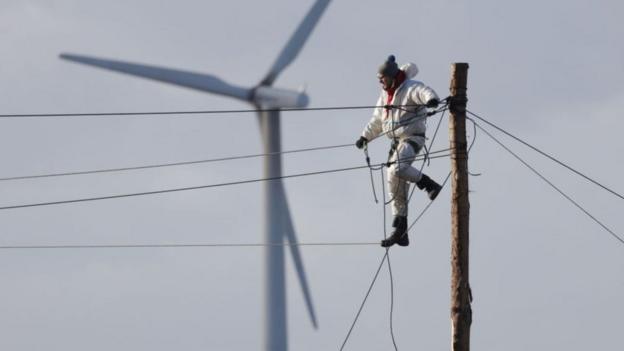 EU takes on US as tries to win electric car battle - BBC News