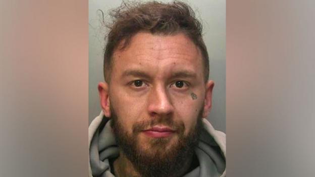 Sarah Panitzke: UK's most wanted woman jailed over fraud - BBC News