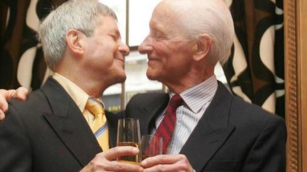 Government 'committed' to Alan Turing gay pardon law - BBC News