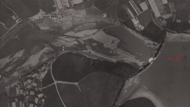 'Secret' Dambusters photos go under hammer - BBC News