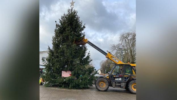 Wonky Haverhill Christmas tree outside a Wetherspoons 'de-wonked' - BBC ...