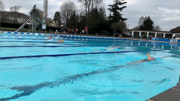 Swimmers from around the world compete in Cheltenham ice swim - BBC News