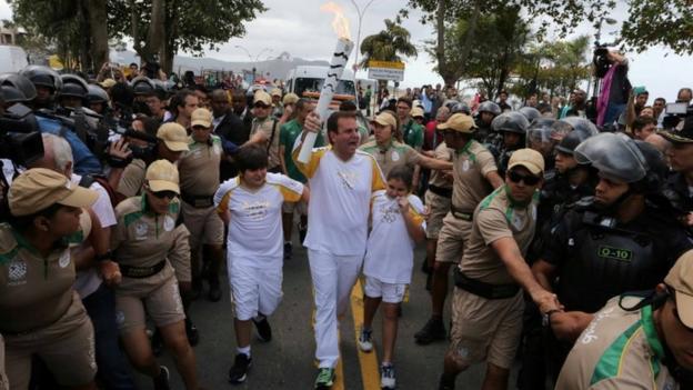 Protest mars Olympic torch Rio arrival ahead of ceremony - BBC News