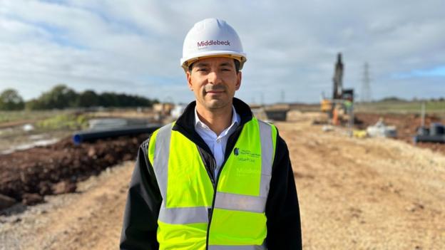 Work on £100m road near Newark reaches 'final stages' - BBC News