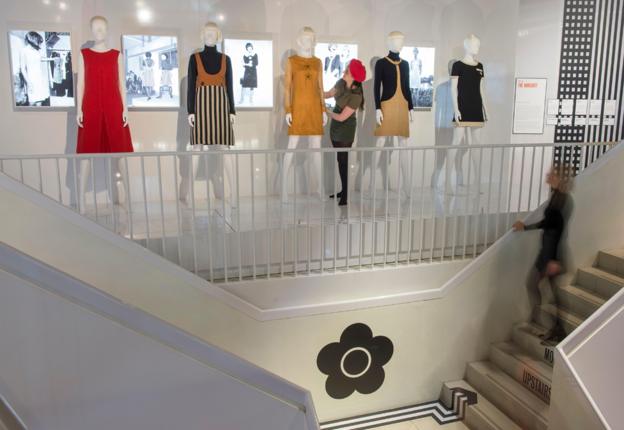 Mary Quant: The miniskirt pioneer who defined 60s fashion - BBC News