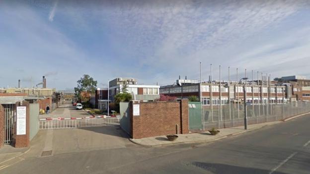 Drugs giant GSK's plan to create up to 5,000 jobs in new UK hub - BBC News