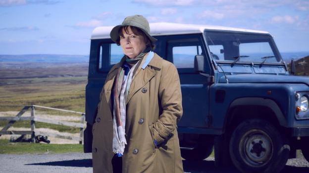 Vera's Land Rover from detective show goes on display - BBC News