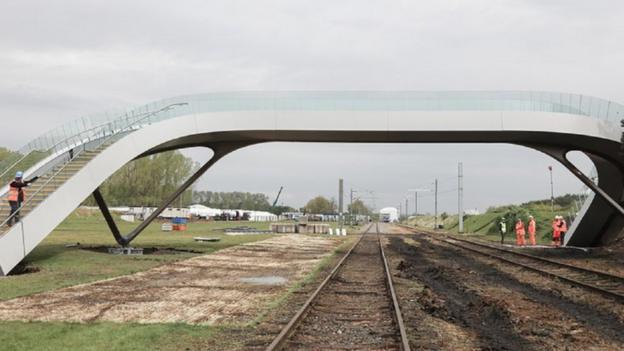 'Flow' bridge opened at Shropshire rail crossing in 'UK first' - BBC News