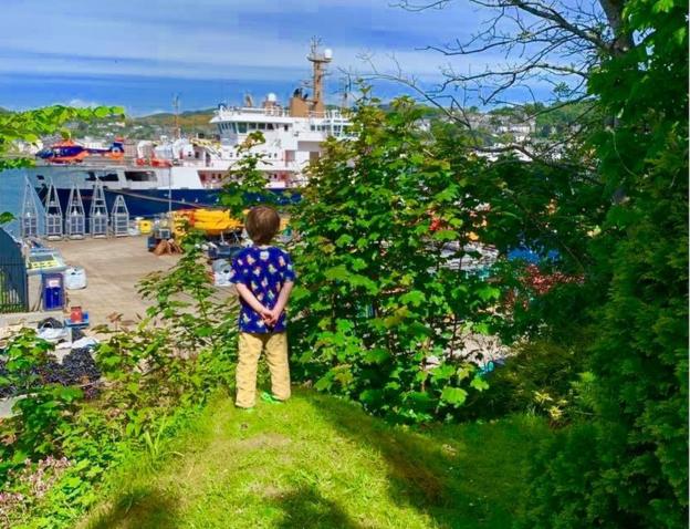 Coronavirus: Boy yearns to see seaman dad moored outside house - BBC News